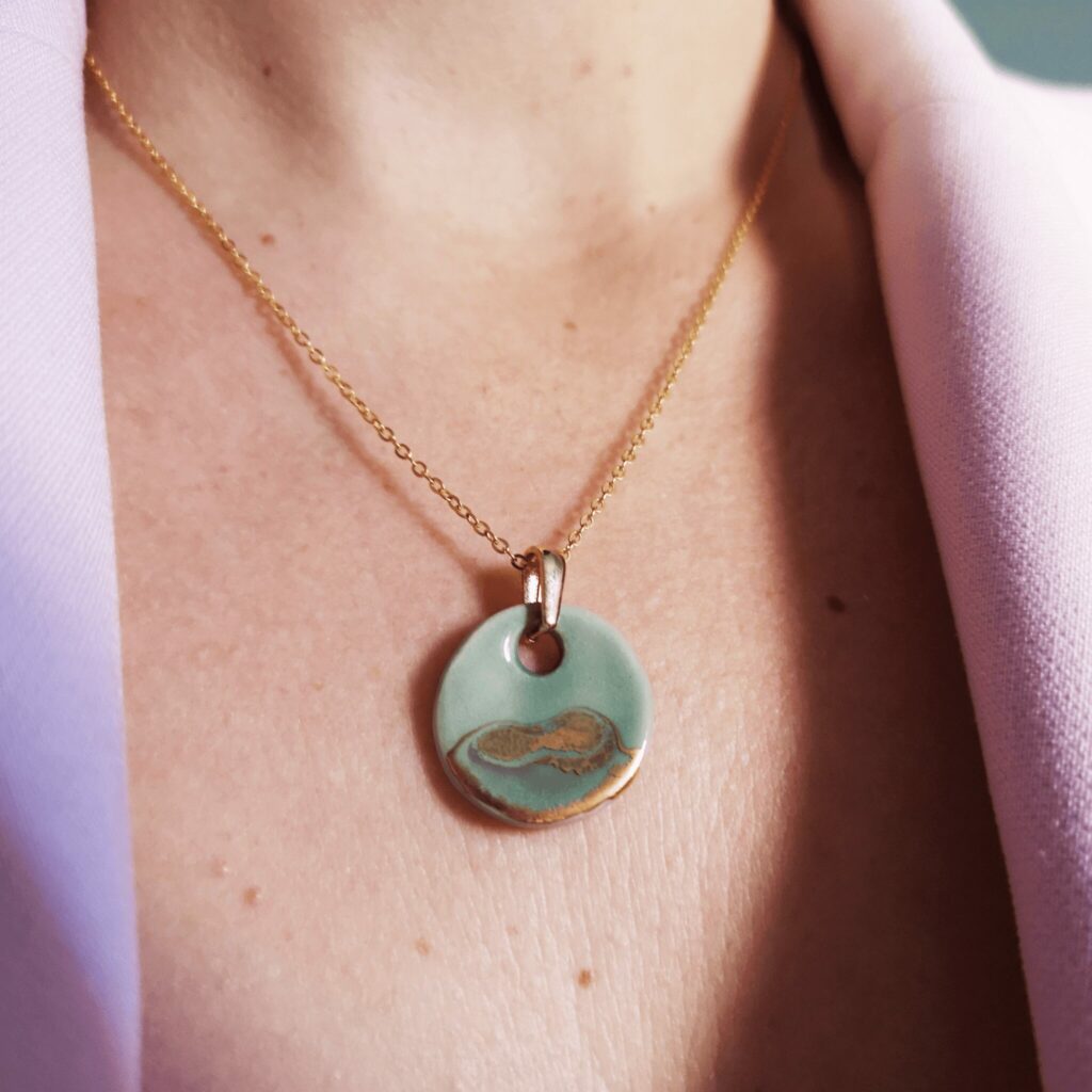 Collier médaillon vert céladon et or Montagne - Fait2mains