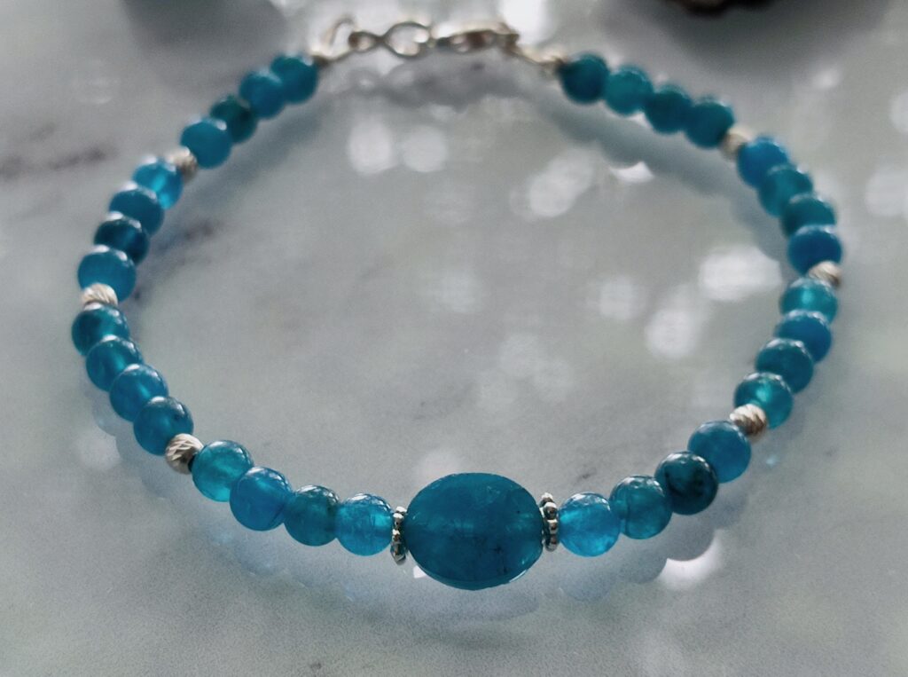 Bracelet en perles d' Apatite bleu sur or gold filled 14k - Fait2mains